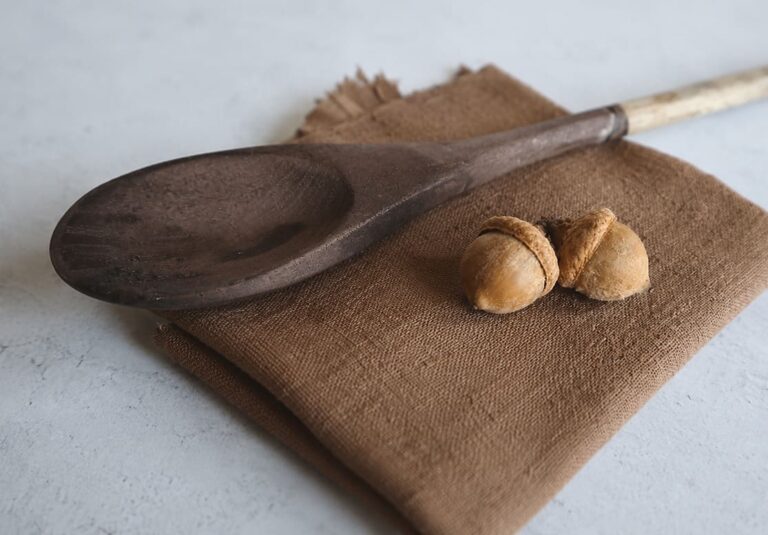 How to Dye Fabric and Yarn with Acorns (Natural Dye Guide)